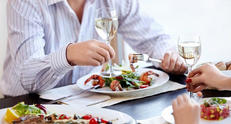 Manger équilibré au restaurant : nos astuces